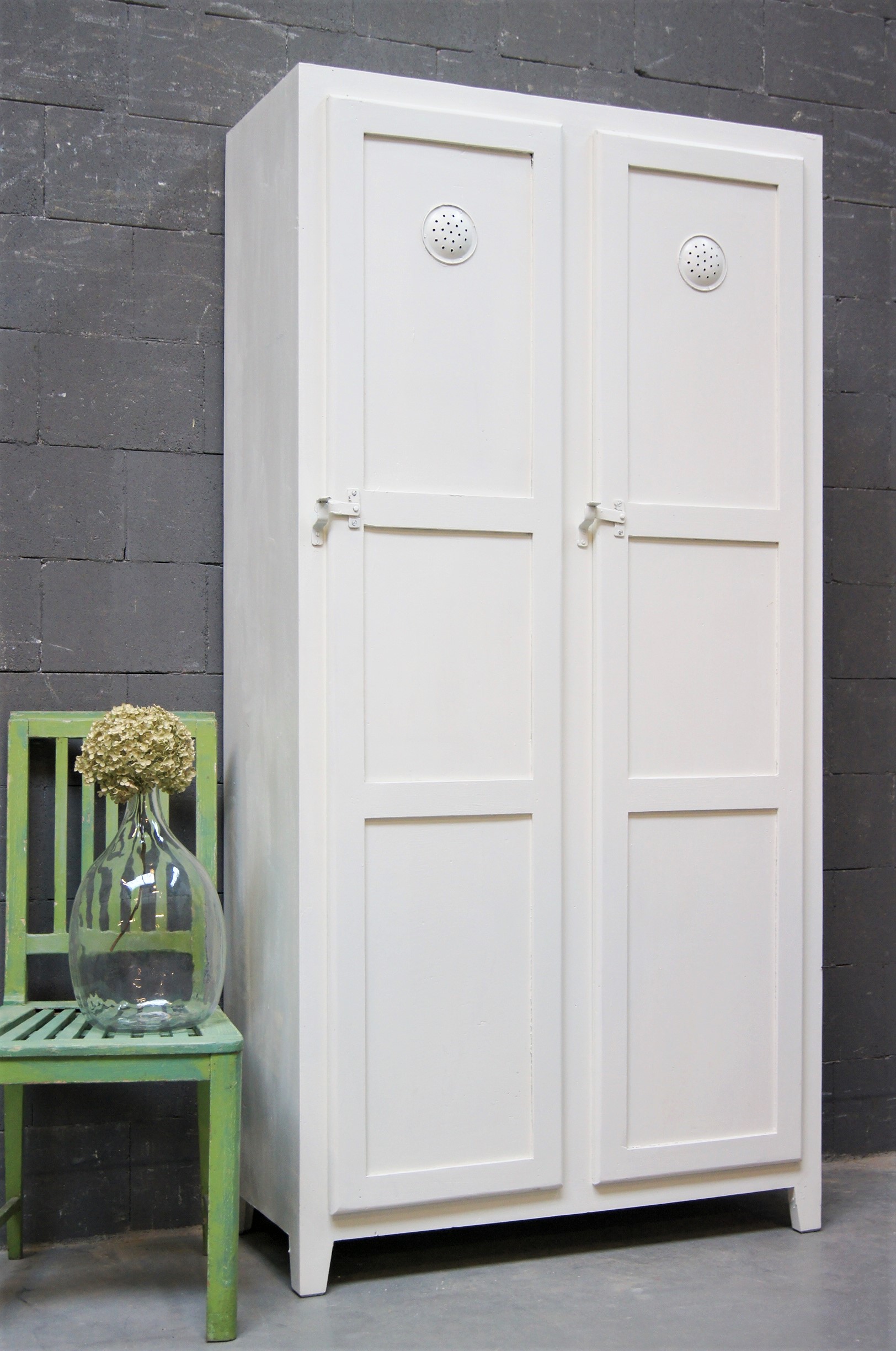 Unieke witte houten lockerkast bij Old BASICS! | Old BASICS