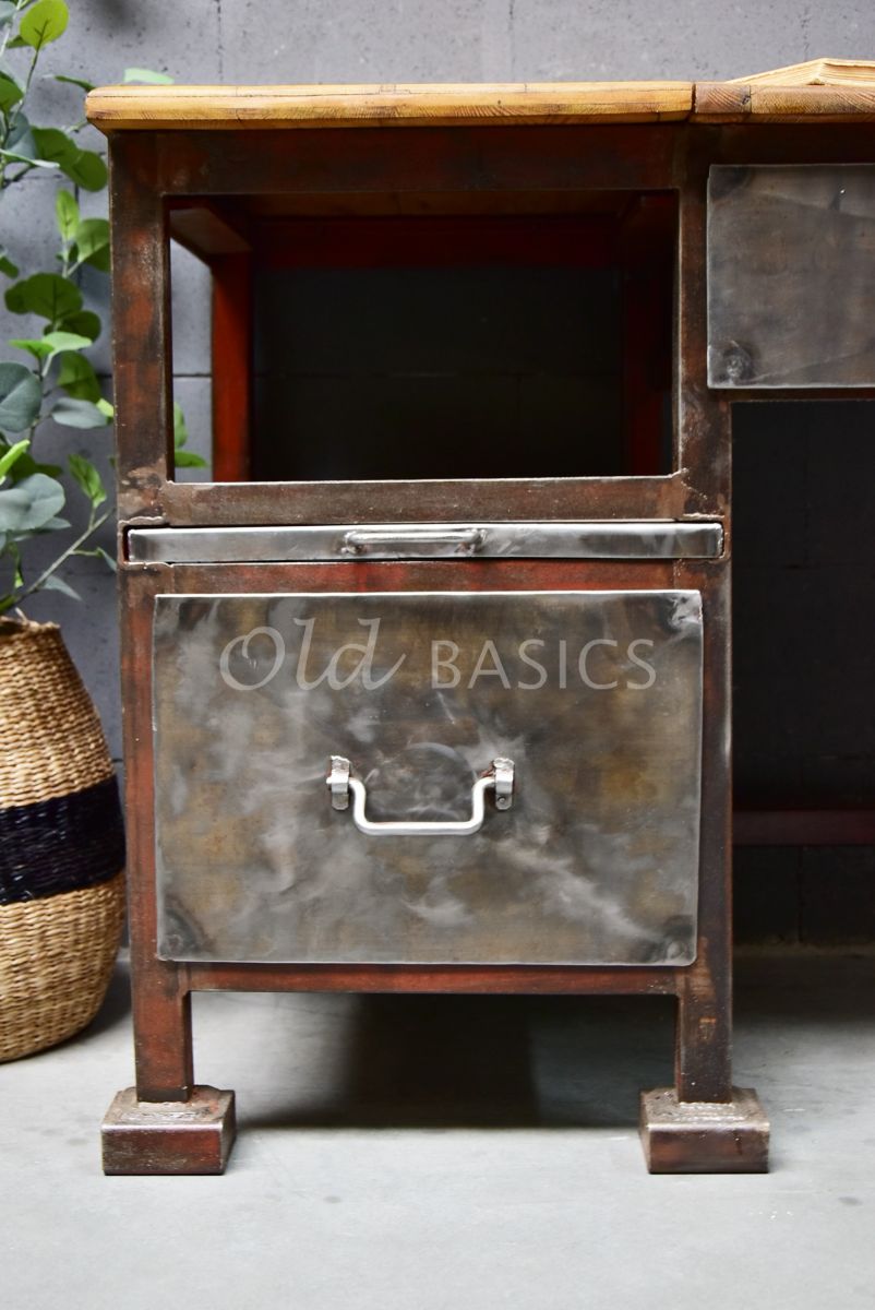 Vind een prachtig en uniek bureau bij Old BASICS! | Old BASICS