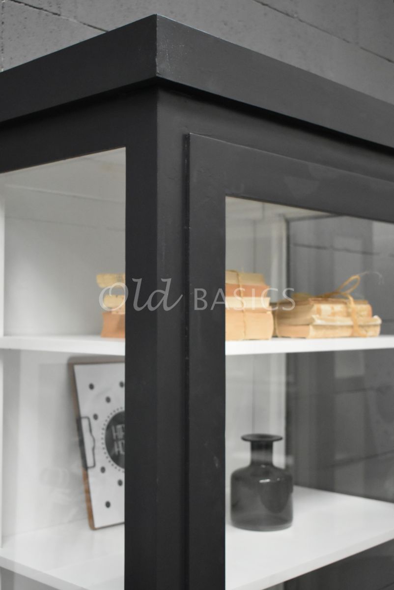 Unieke smalle vitrinekast van ons huislabel BASICS Elements | Old BASICS