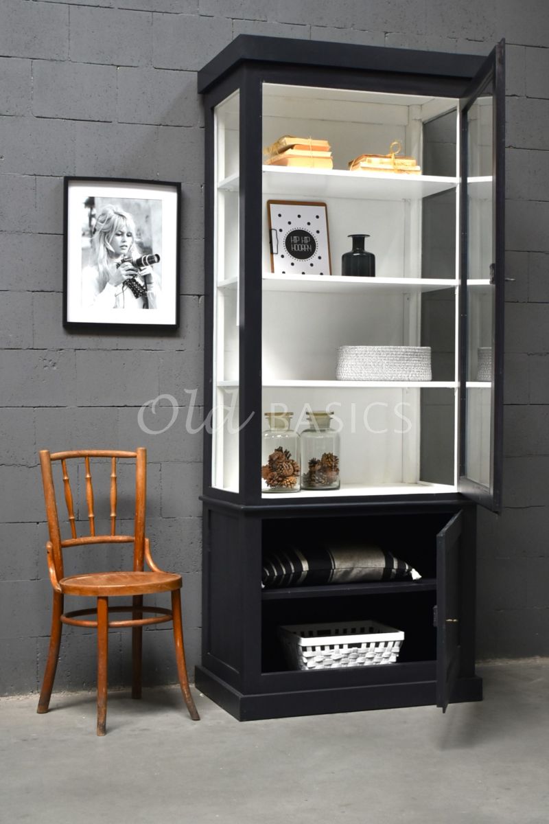 Unieke smalle vitrinekast van ons huislabel BASICS Elements | Old BASICS